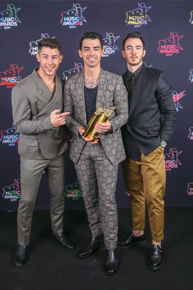 Fug Madness Round One Continues: A Hadid Enters The Ring - Go Fug ...